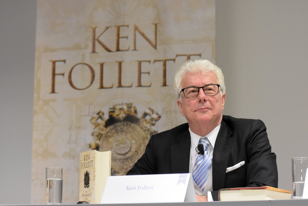 Pilíře země Kena Folletta mají další pokračování: Zbroj světla ...